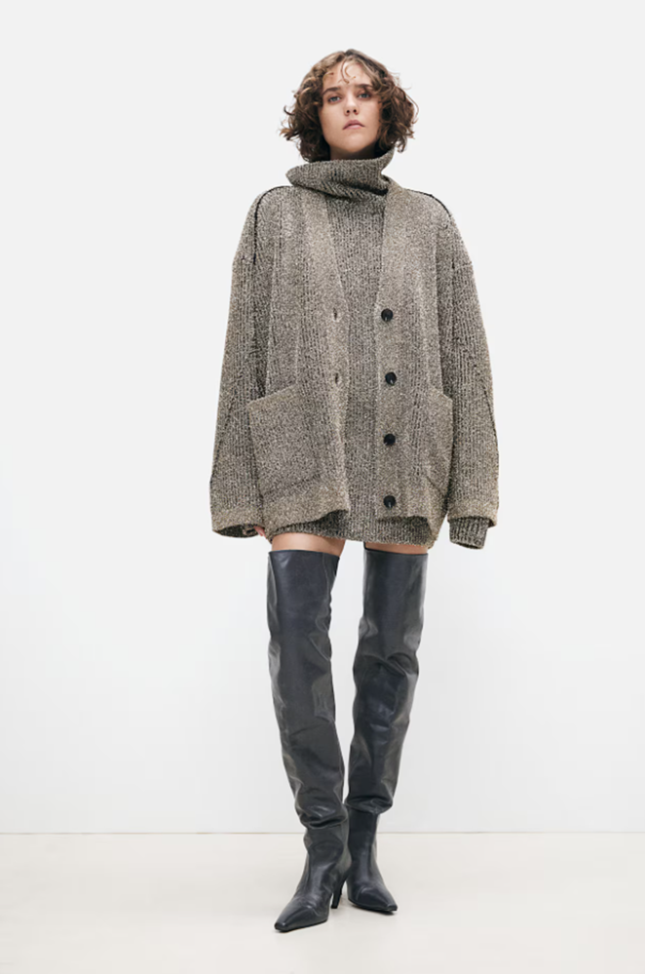 Σταματίνα Τσιμτσιλή: Η elegant εμφάνιση με oversized ζακέτα και λευκά slingbacks στο event του H ...